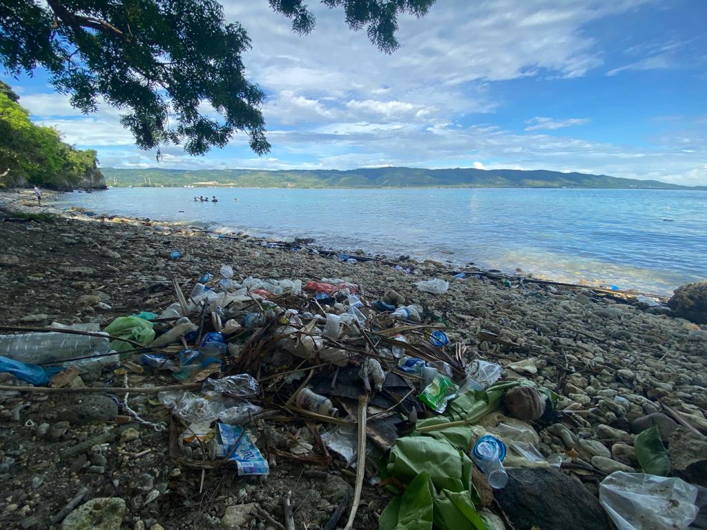Trend Healing dan Ironi Sampah di Pantai Benteng Inong Bale