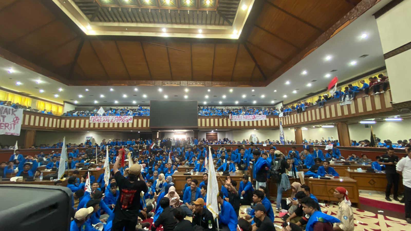 Massa Mahasiswa Duduki Ruang Rapat DPR Aceh