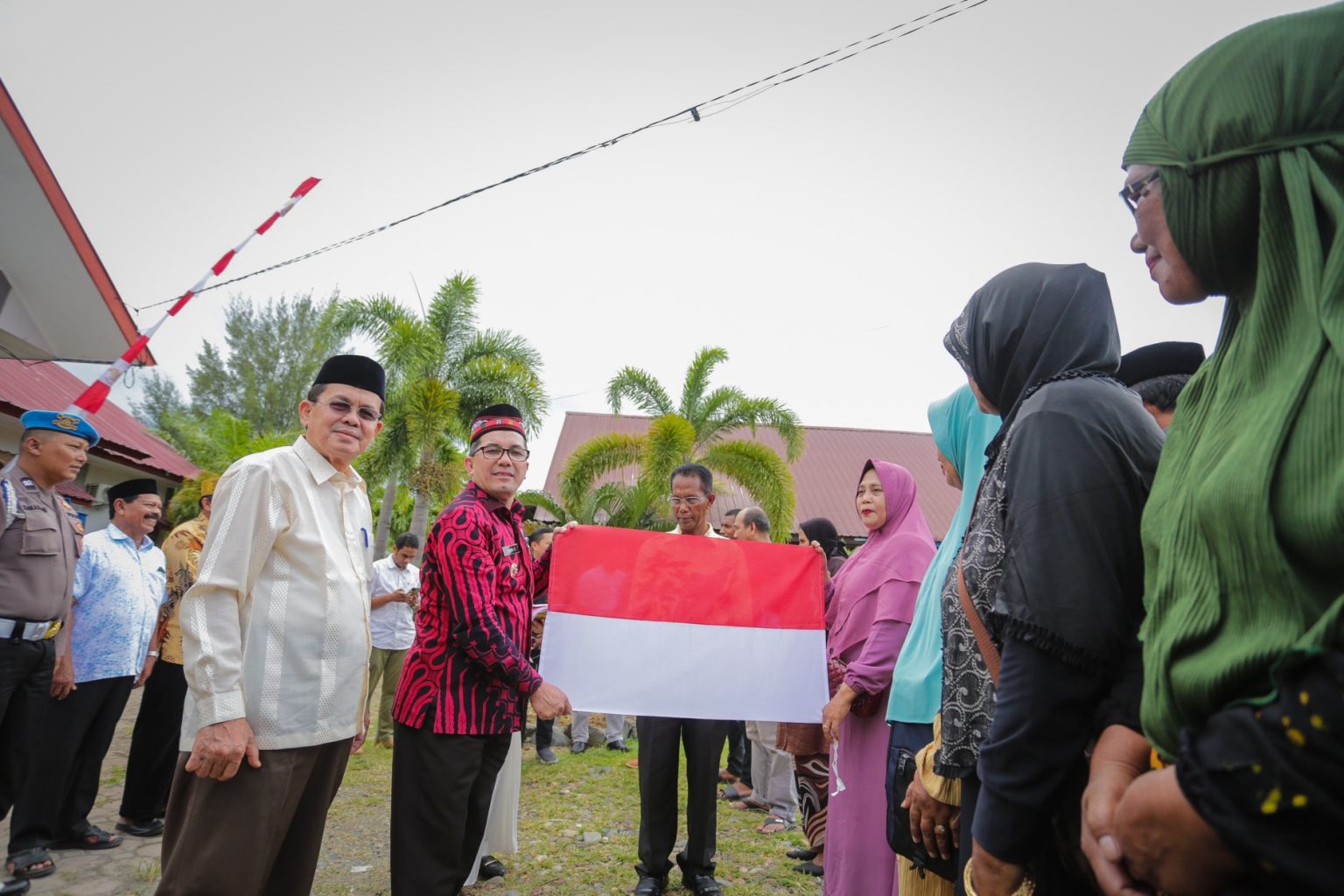Merah Putih Hiasi Banda Aceh, Bakri Siddiq Start Bagi Bendera