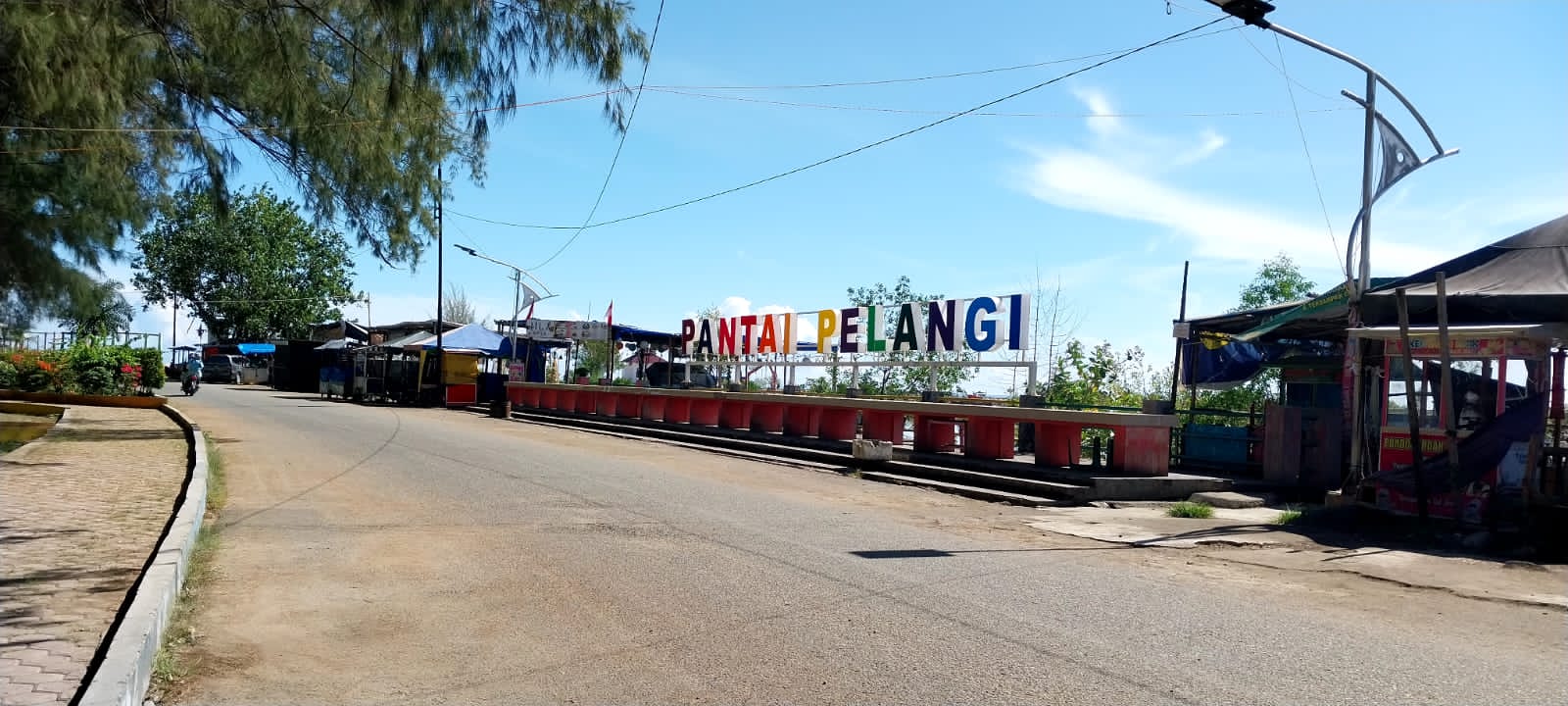 Wisata Pantai Pelangi dan Alun-Alun Kota Sigli