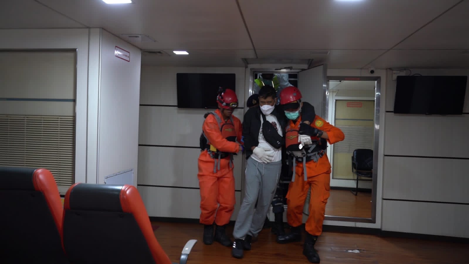 Tim SAR Banda Aceh Evakuasi ABK asal Myanmar yang Sakit Saat Berlayar