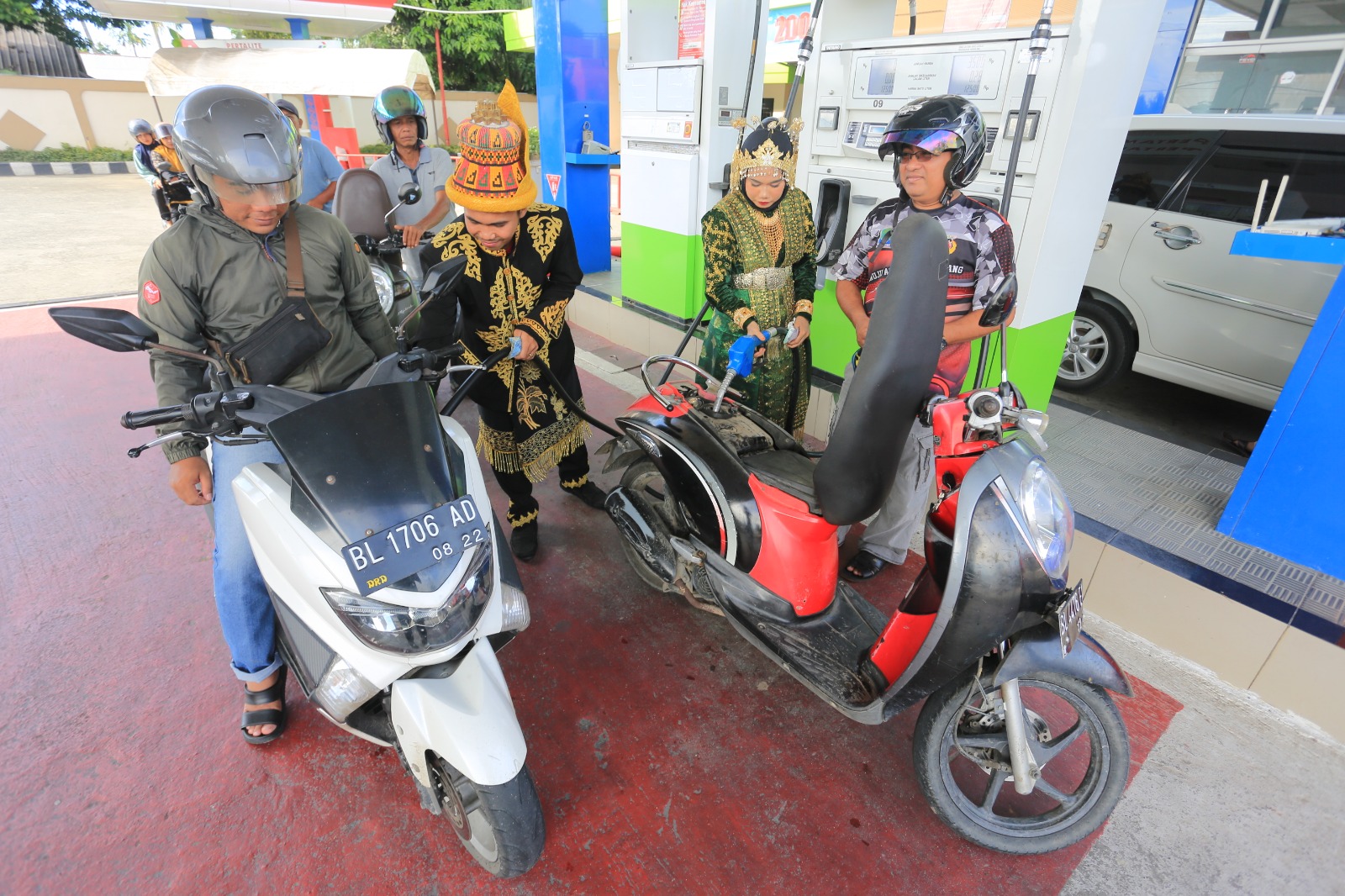Petugas SPBU di Aceh Barat Pakai Baju Adat Peringati Hari Pancasila