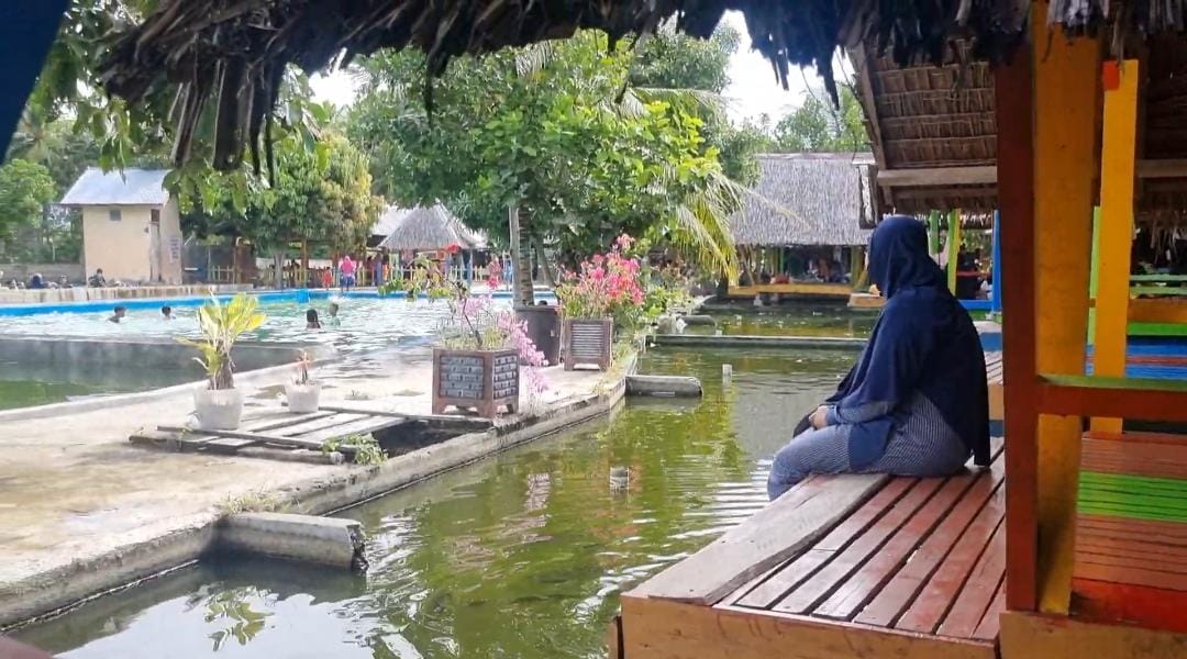 Kolam Renang Lhoek Sijuek, Gazebo Apung : Wisata Keluarga di Tengah ...