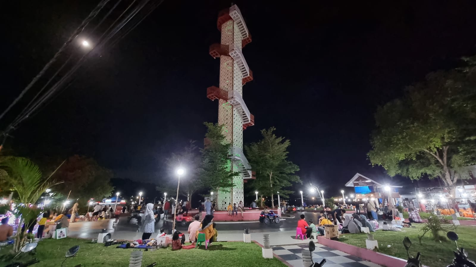 Melihat Keindahan Kota Sabang Melalui Menara Merah Putih