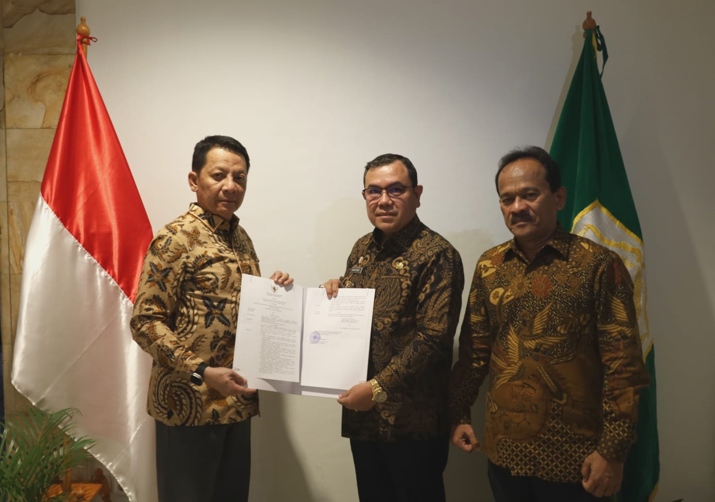 Pj Gubernur Serahkan SK Mendagri, Masa Tugas Pj Bupati Aceh Tenggara, Nagan Raya dan Aceh Barat ...