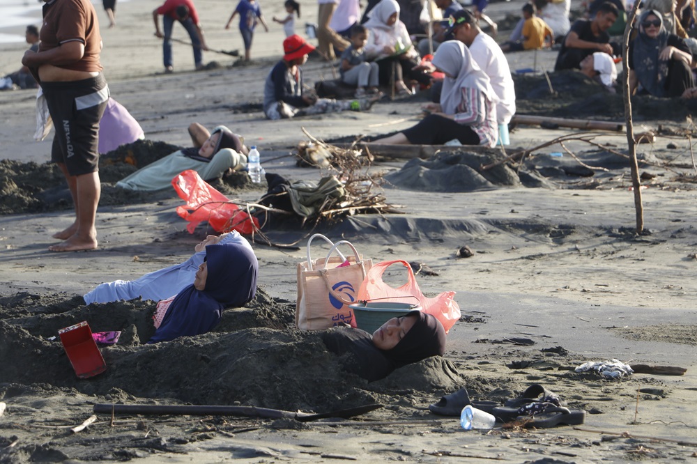 Terapi Tradisional Warga Banda Aceh dengan Pasir