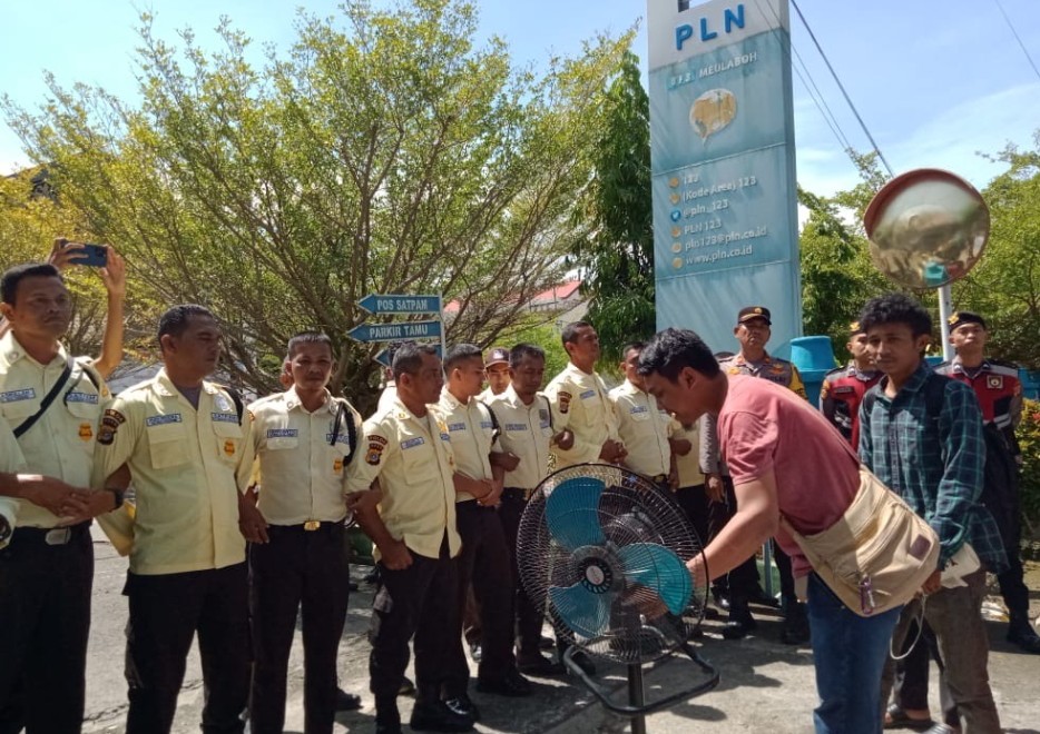 Listrik Sering Padam, Warga Serahkan Barang Elektronik Rusak ke PLN ...