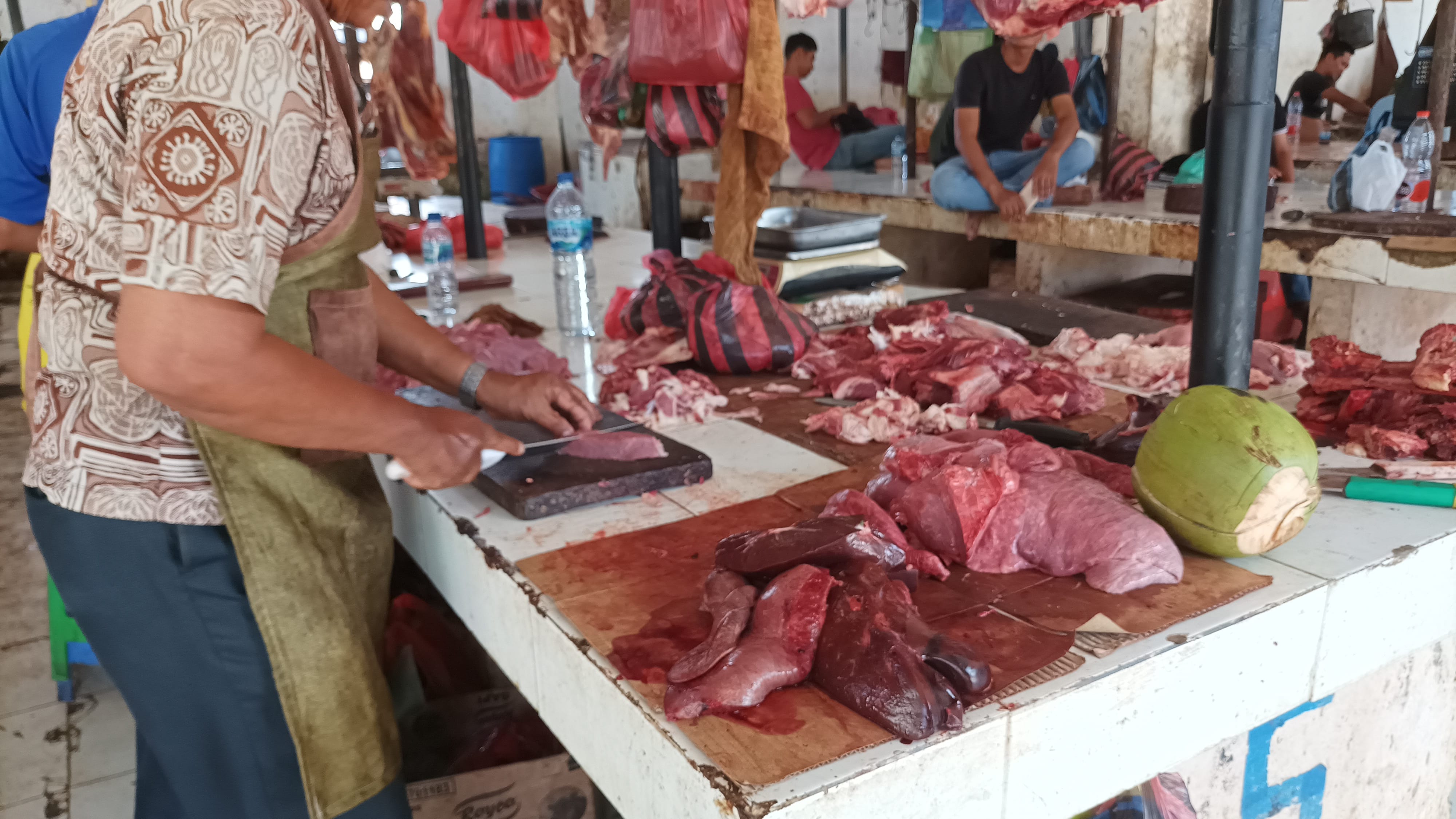 Jelang Meugang, Harga Daging Sapi di Pasar Almahirah Lamdingin Masih Stabil