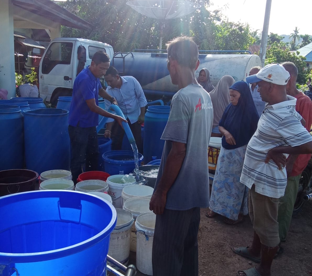 Tim Relawan Dek Gam Bantu Tujuh Truk Air Bersih ke Lhoknga