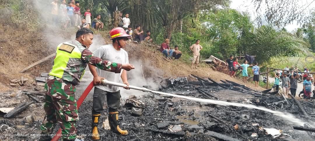 Ditinggal Pemilik, Rumah Berkonstruksi Kayu Ludes Terbakar di Agara