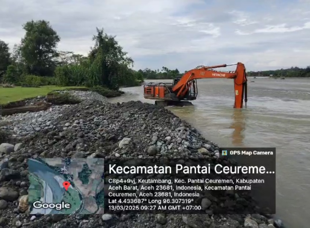 Jalan Amblas di Pante Ceureumen, PUPR Normalisasi Sungai dan Pasang Pancang Batang Kelapa