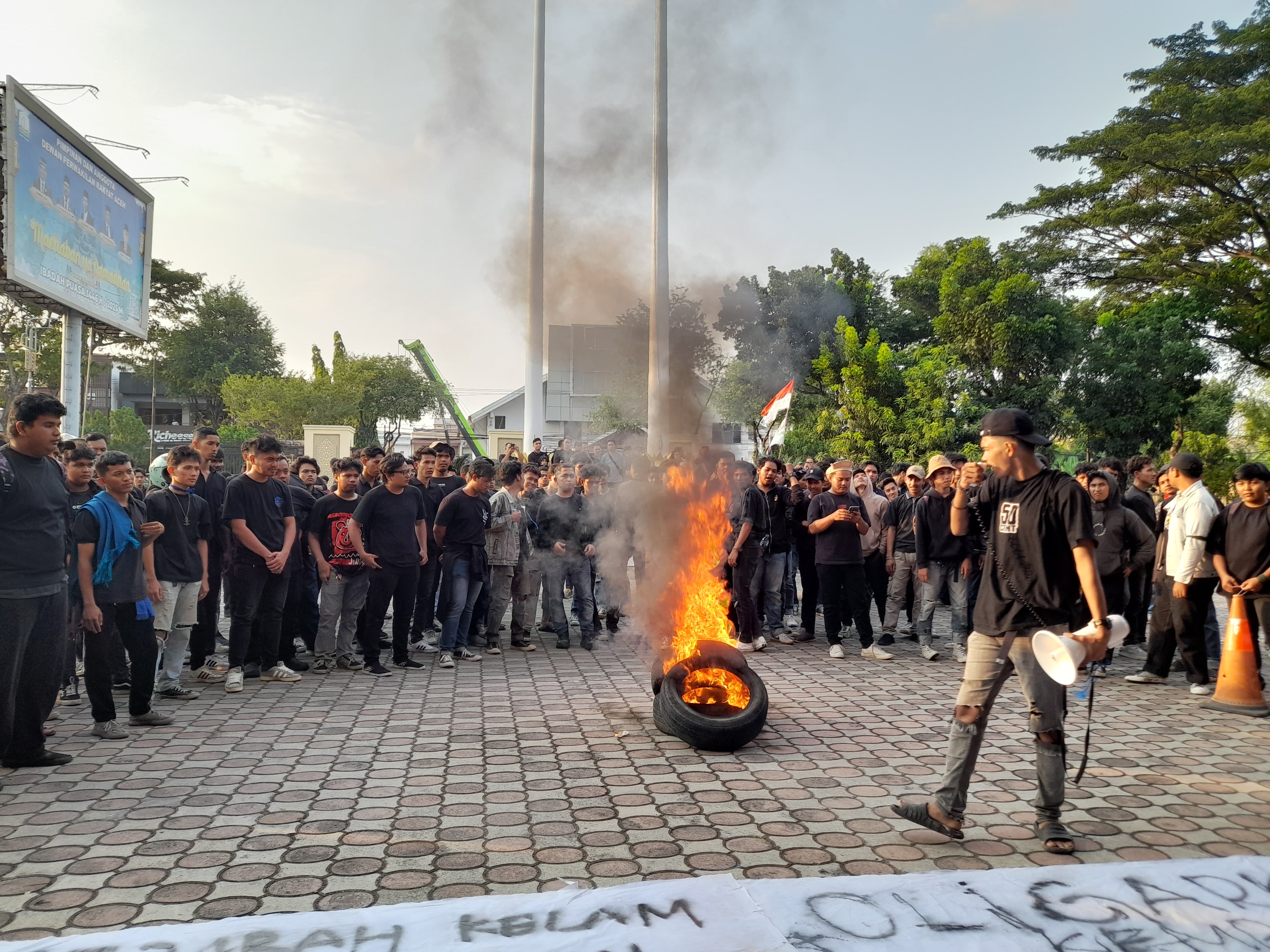 Demo Mahasiswa Aceh Tolak RUU TNI di DPRA, Bakar Ban hingga Upaya Turunkan Bendera Setengah Tiang