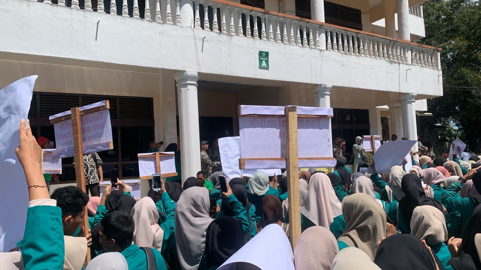 Mahasiswa Unaya Demo Tuntut Penyelesaian Konflik Yayasan